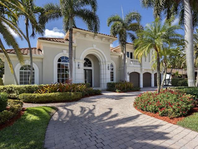 Seaside house with pool and garden