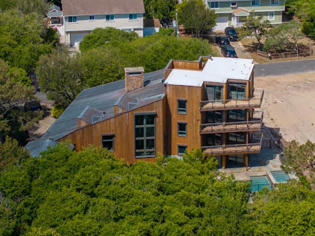 Seaside house with pool and garden