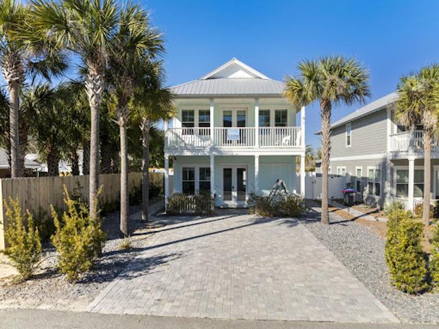 Seaside house with pool and garden