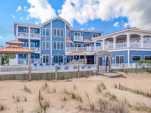 Seaside house with pool and terrace