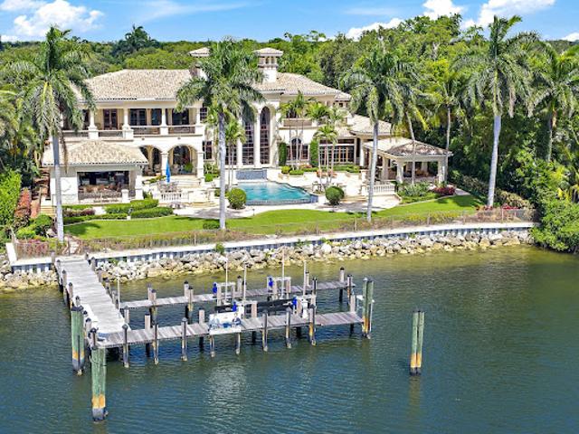 Seaside property with pool