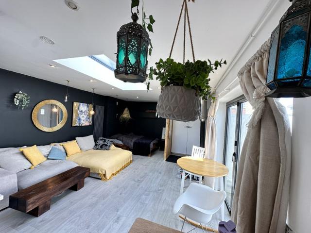 Seaside studio,15min to Brighton/ bills incl