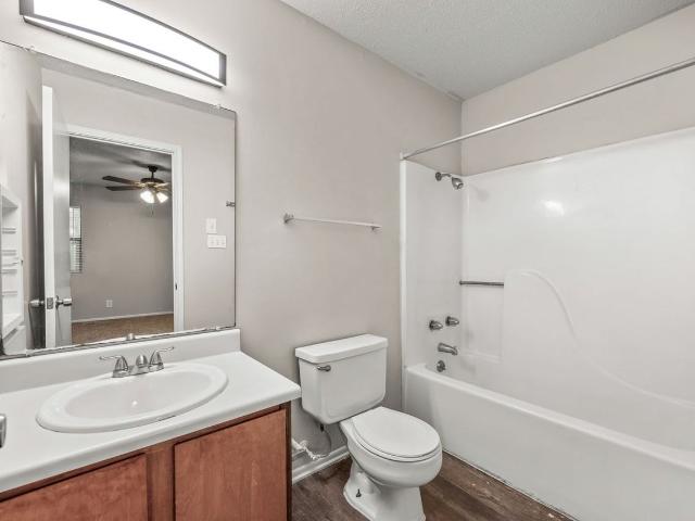 Seasons & Woodale Apartments 2 Bedroom Apartment for Rent at 323 Woodale Dr, Monroe, LA 71203