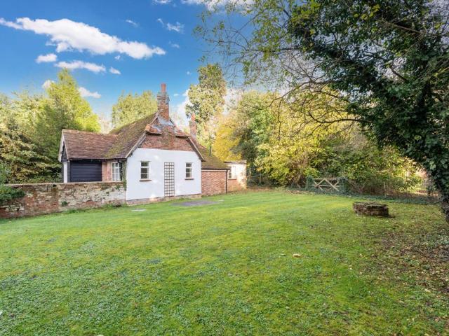 Secluded Elegance, Detached Bungalow in the Heart of Dorney’s Picturesque Conservation Haven