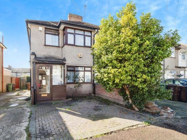 Second Avenue, Dagenham RM10, 2 bed flat to rent, £1,650 pcm | PrimeLocation