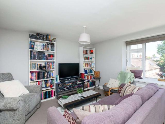 Second floor apartment with private garden near to East Putney station