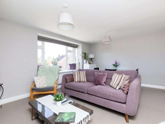 Second floor apartment with private garden near to East Putney station