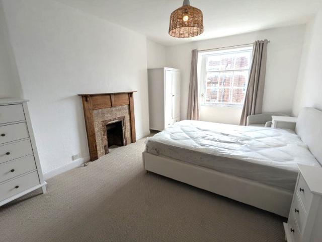 Second Floor Flat Near City Centre