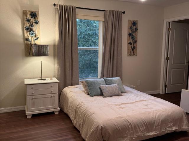 Second Floor Room with Private Bathroom_Great Loc