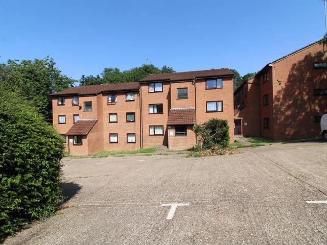 Sedgewick Court, Valley Green, Hemel. 1 bed flat to rent £1,150 pcm £265 pw