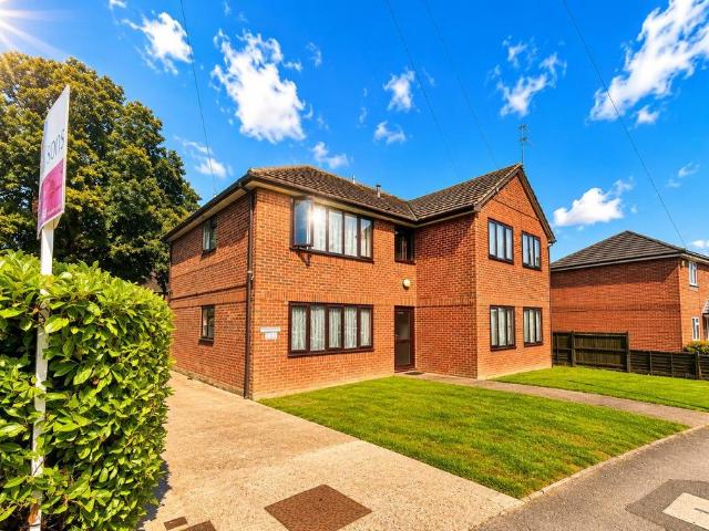 Sedgwick Road, EASTLEIGH 1 bed flat to rent £1,050 pcm £242 pw