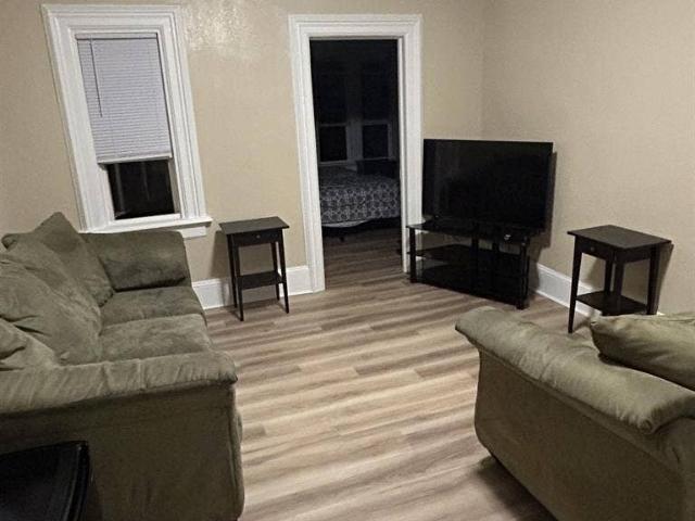 SEEK WOMEN ROOMMATES!