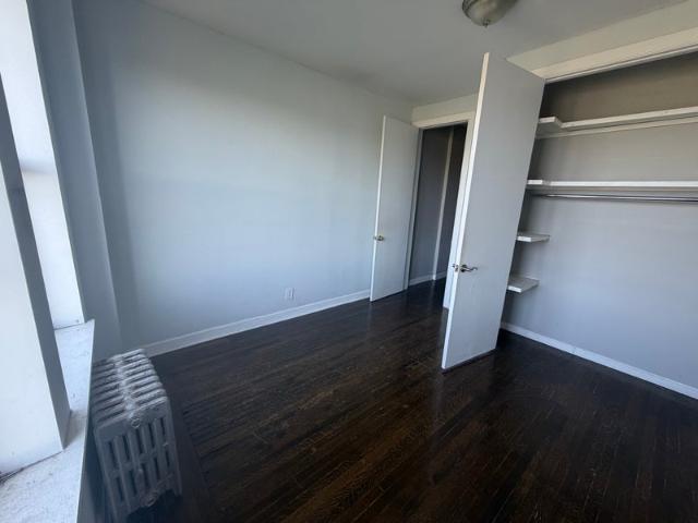 Seeking Female for sunny, queen room in HARLEM