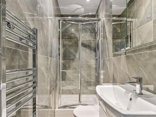 Seely Road, Tooting, London, SW17 3 bed flat to rent £3,250 pcm £750 pw