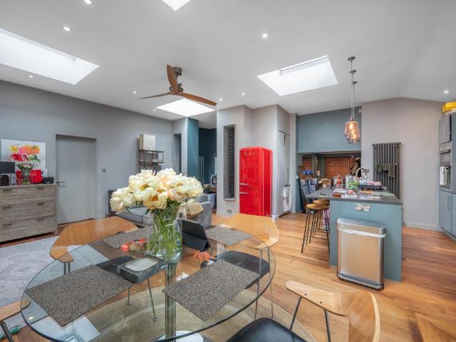 Sefton Street, London,Putney SW15 3 bed mews to rent £4,150 pcm £958 pw