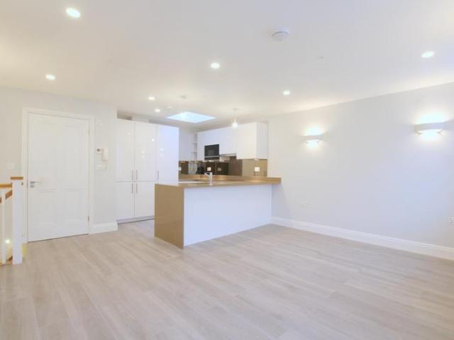 Sefton Street, London SW15 2 bed apartment to rent £2,900 pcm £669 pw