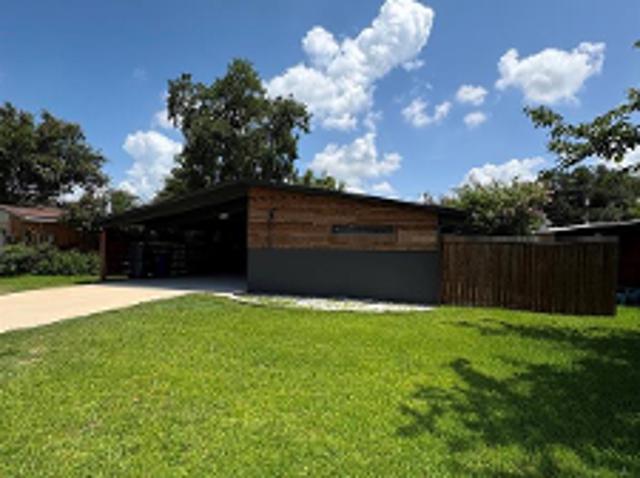 Seguin Dr