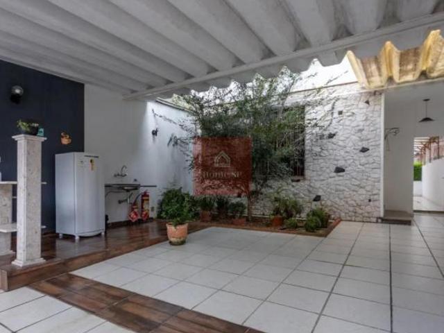 Segurança e Conforto em Moema ? Casa com 3 Suítes e 3 Vagas em Rua Fechada