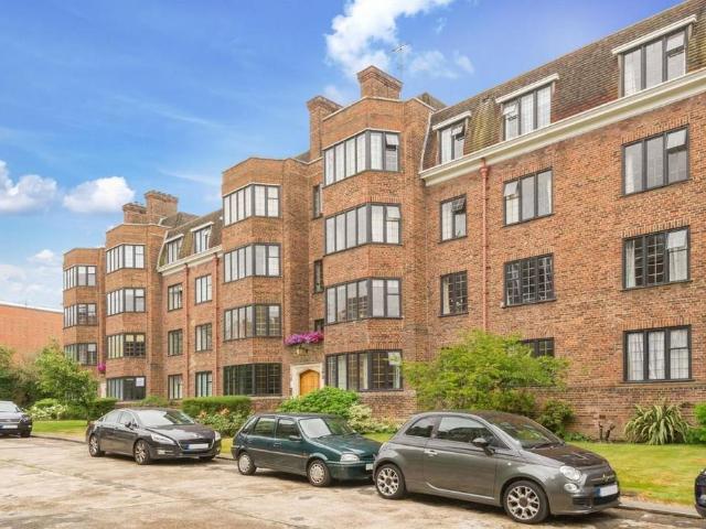 Selwyn House, Manor Fields, Putney. 3 bed flat to rent £3,300 pcm £762 pw
