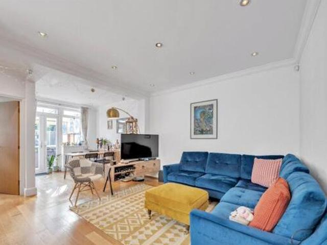 Selborne Gardens, Hendon, 2 Bedroom Maisonette