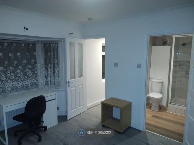 Selborne Gardens, London NW4, Studio to rent, £1,250 pcm | PrimeLocation