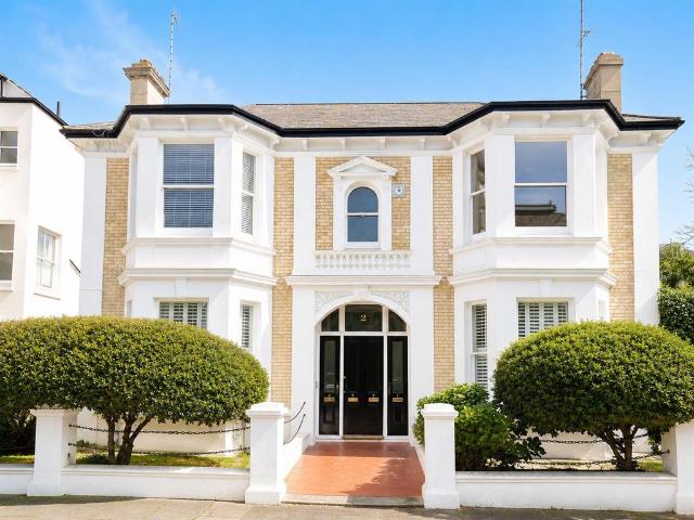 Selborne Road, Hove BN3 2 bed apartment to rent £1,800 pcm £415 pw