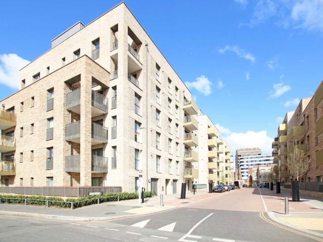 Selbourne Avenue, Hounslow TW3, 1 bed flat to rent, £1,750 pcm | PrimeLocation