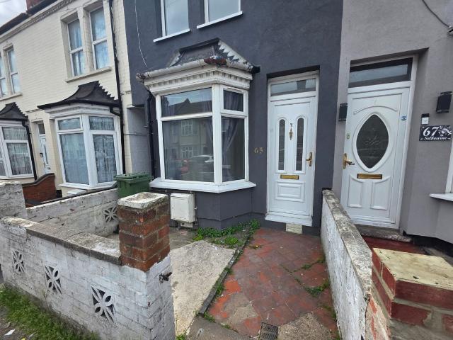 Selbourne Road, Luton, Bedfordshire LU4, 2 bed terraced house to rent, £1,350 pcm | PrimeLocation