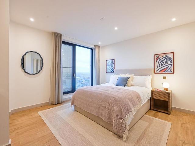 Selbourne Walk, Walthamstow, E17 2 bed flat to rent £2,885 pcm £666 pw