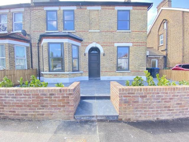Selby Road, Penge, SE20 2 bed apartment to rent £2,200 pcm £508 pw