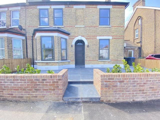Selby Road, Penge SE20, 2 bed flat to rent, £2,200 pcm | PrimeLocation