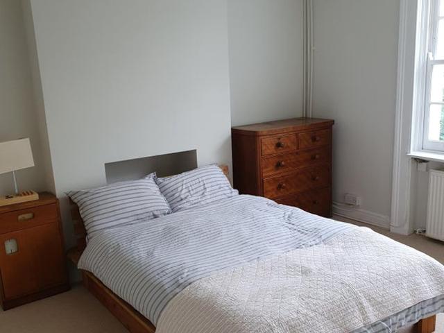 Self contained 1 bed flat with garden patio