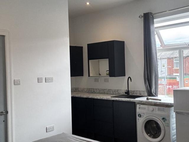 Self contained 1 bed studio flat