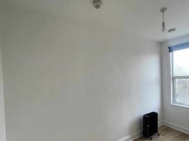 Self contained bedsit in Stockwell ASAP