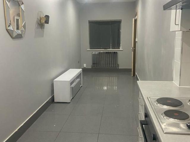 Self contained Compact studio flat close to chadwel heath station 1100 pcm