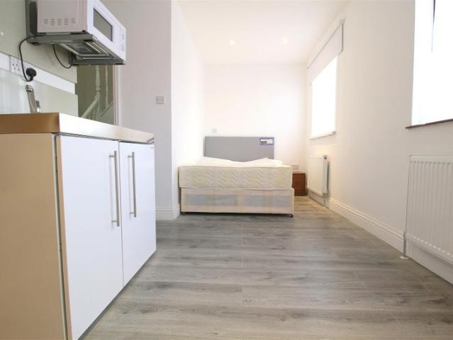 Self Contained Serviced Room Available 01 Sept