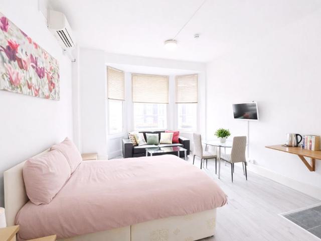 Self Contained Spacious Studio Flat with AC