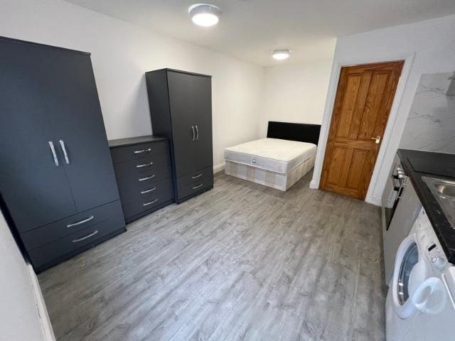 Self Contained Studio | 2 Min Walk to Jubilee Line