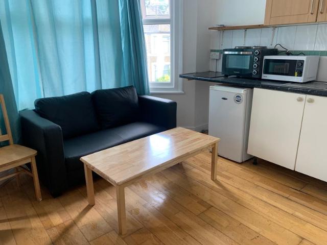 Self contained studio apartment in Cricklewood