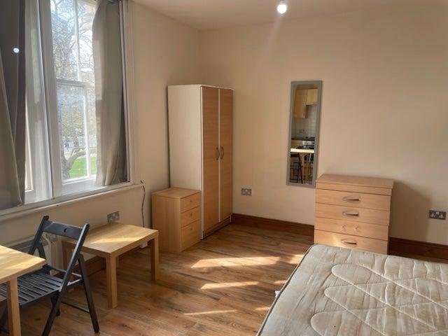 Self contained studio flat Shepherds Bush
