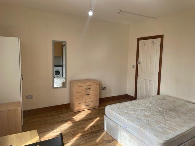 Self contained studio flat Shepherds Bush