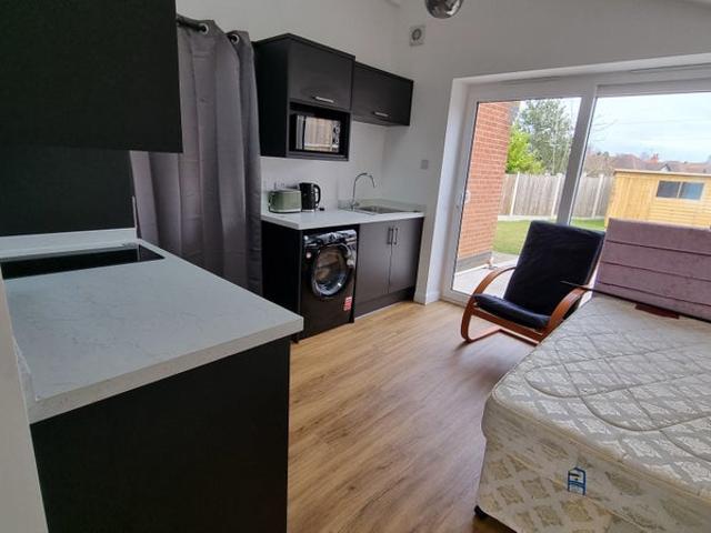 Self contained studio flat/Annex. Bills included