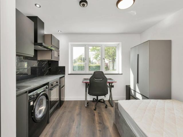 Self contained studio Kings Hedges