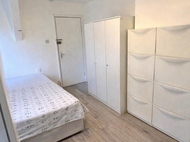 Self Contained Studio NW10 – Ready to Move In