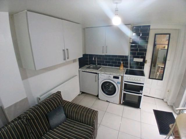 Self Contained Studio with All Bills inc.Incroydon