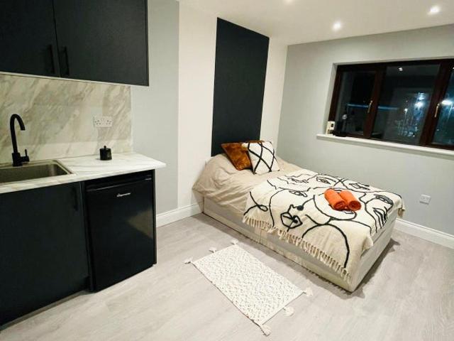 Self Contained Studio to Let in – Canning Town