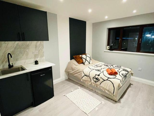 Self Contained Studio to Let in – Canning Town