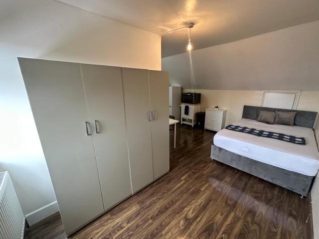 Self Contained Studio to Let in – Edmonton