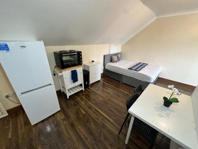 Self Contained Studio to Let in – Edmonton
