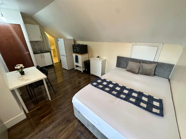 Self Contained Studio to Let in – Edmonton